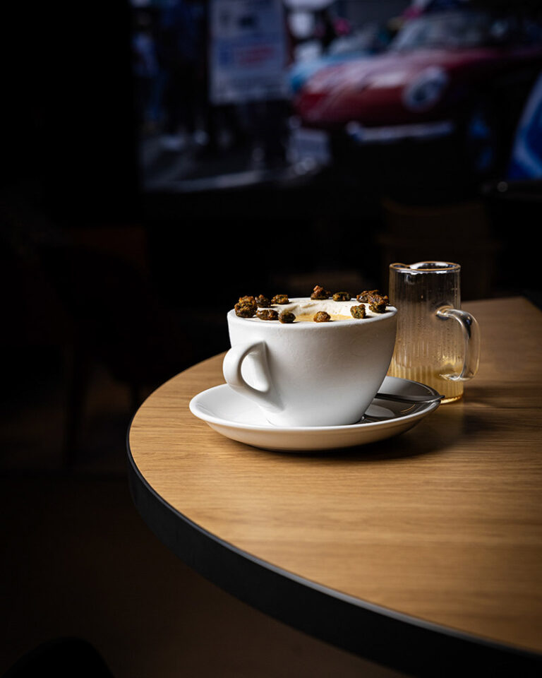Le BLU CAFÉ : le coffee shop qui mêle gastronomie et F1 - Epicurisme Mag